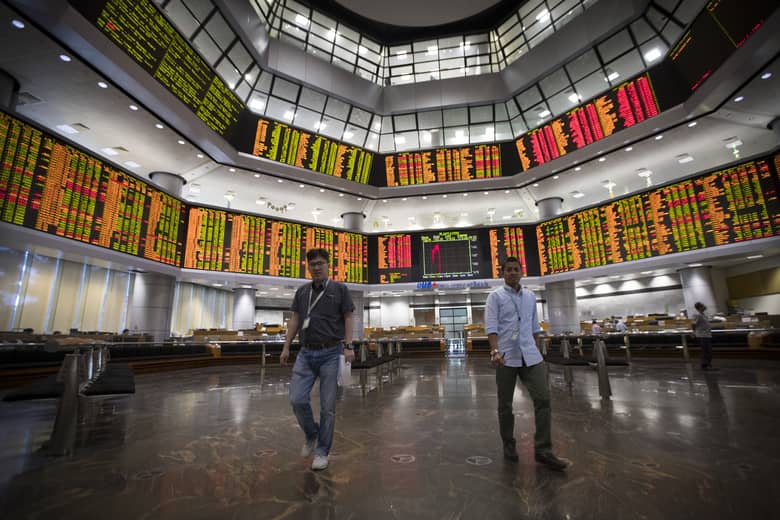 Asian markets tumble as China-US trade tensions rise