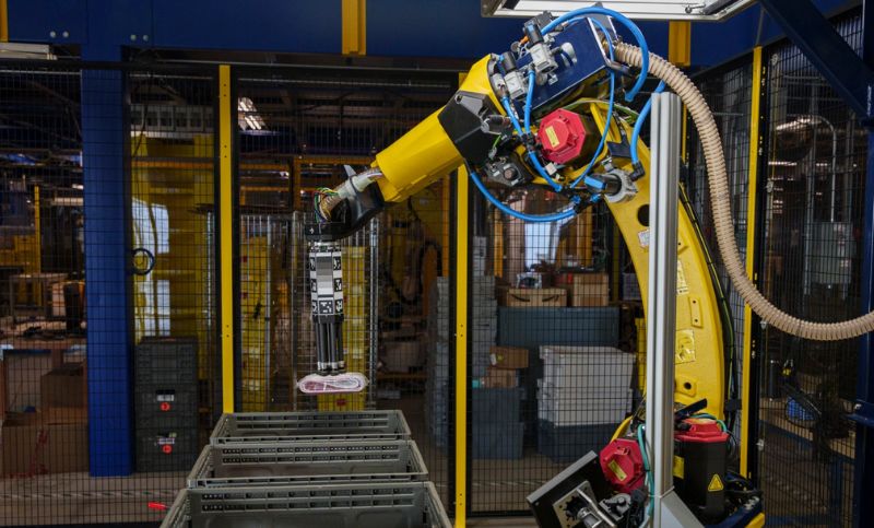 Amazon’s new robot ‘Sparrow’ could replace human workers