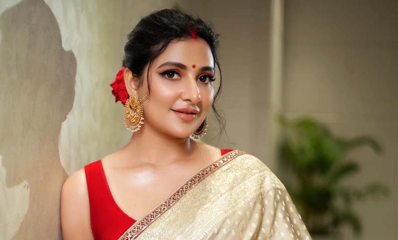 Subhasree slammed for kissing her husband!