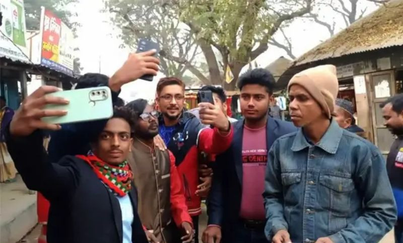 Hero Alam in election campaign, fans busy taking selfies