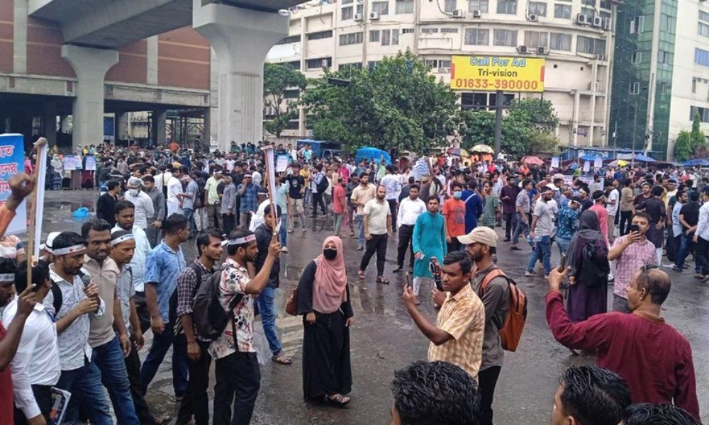 Job seekers block Shahbagh for raising age limit to 35